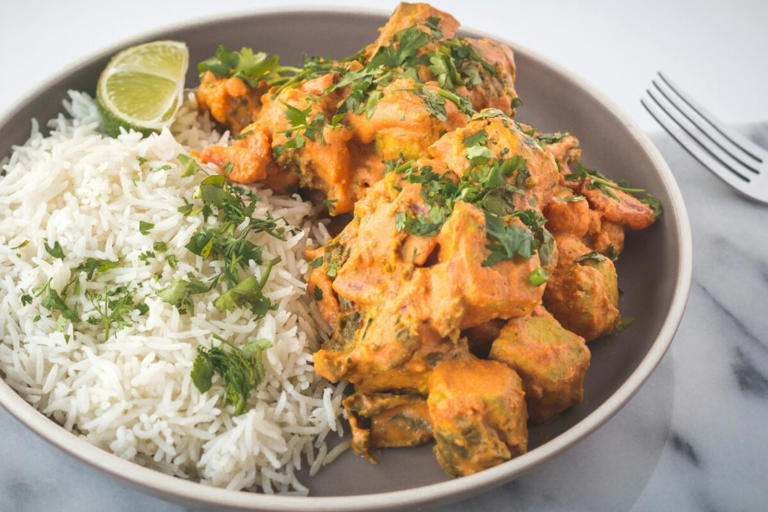 This recipe for creamy garlic chicken & coriander lime rice is perfect ...