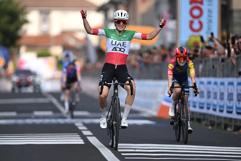 Demi Vollering overtakes Anna van der Bregen on final day to win Giro d ...