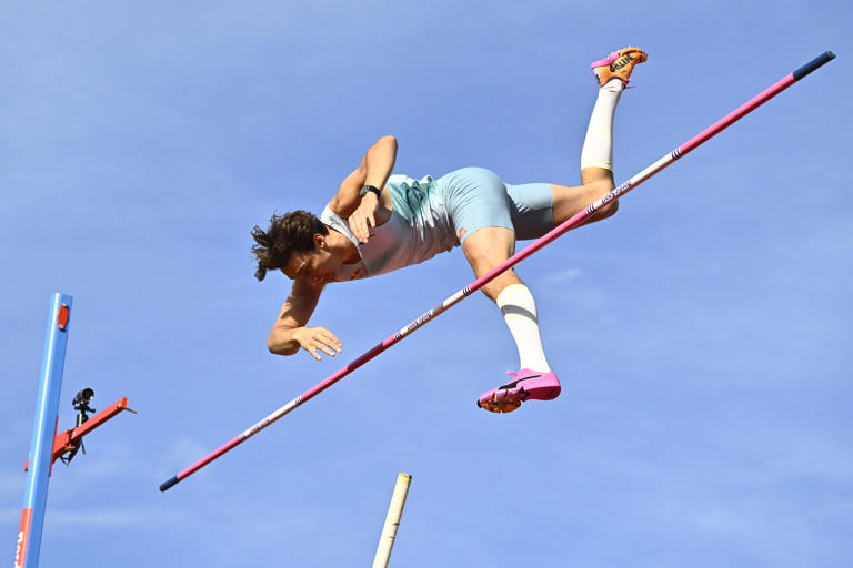 Pole vault star Duplantis loses for 1st time in 3 years at home Diamond ...
