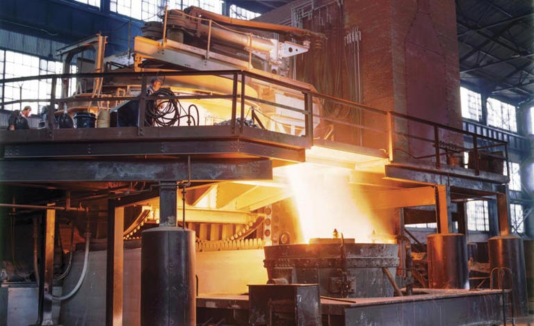1 cash-rich industrial titan under $40 to buy hand over fist to ...