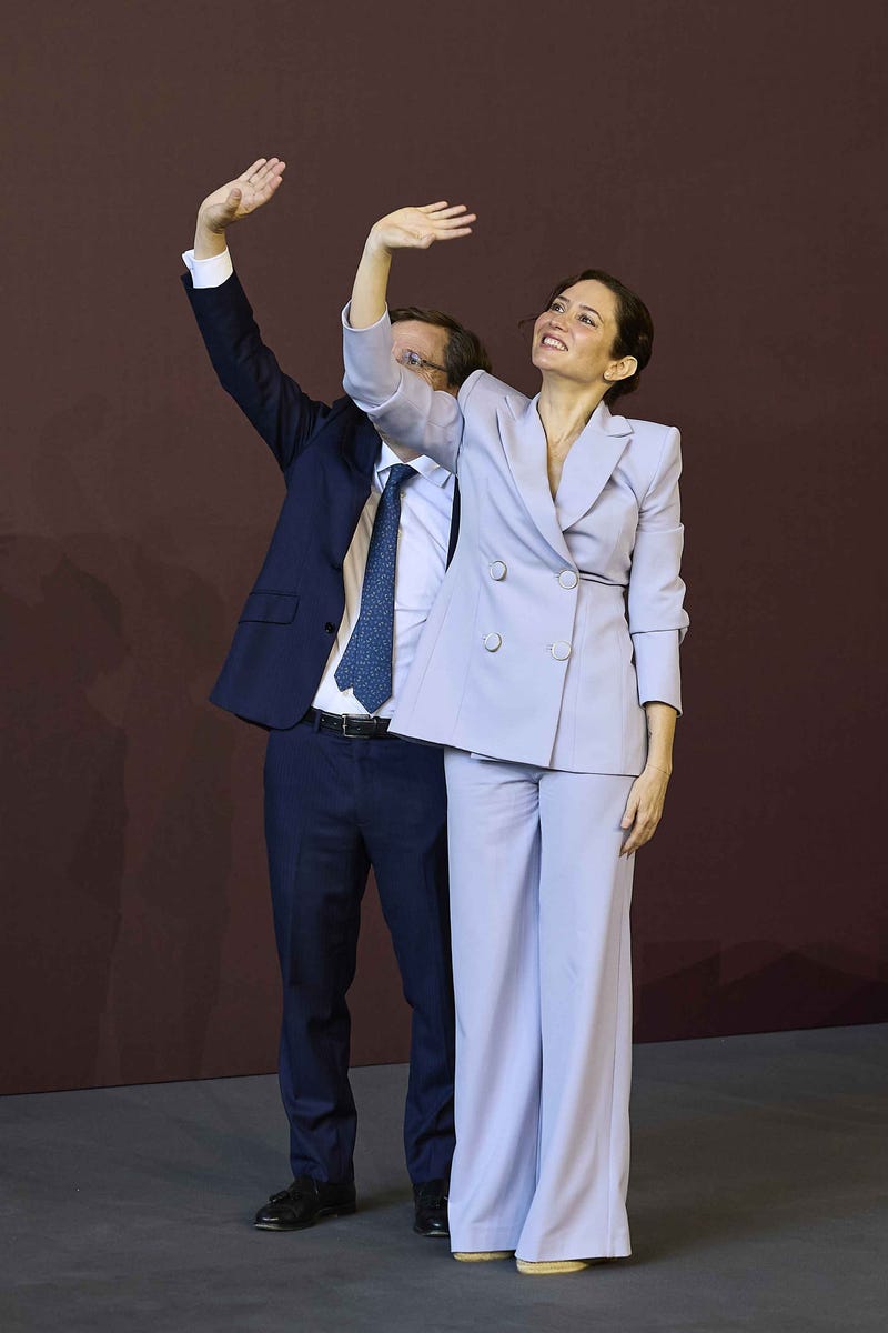 Isabel Díaz Ayuso repite traje y coincide con el color del de la ...