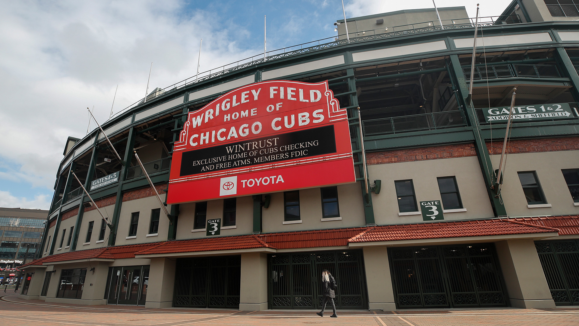 Giants rookies take part in unique Wrigley Field tradition before game ...