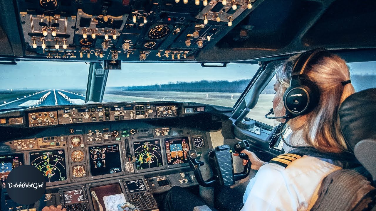 Challenging landing Quito - Boeing 777 cockpit view | Life of an ...