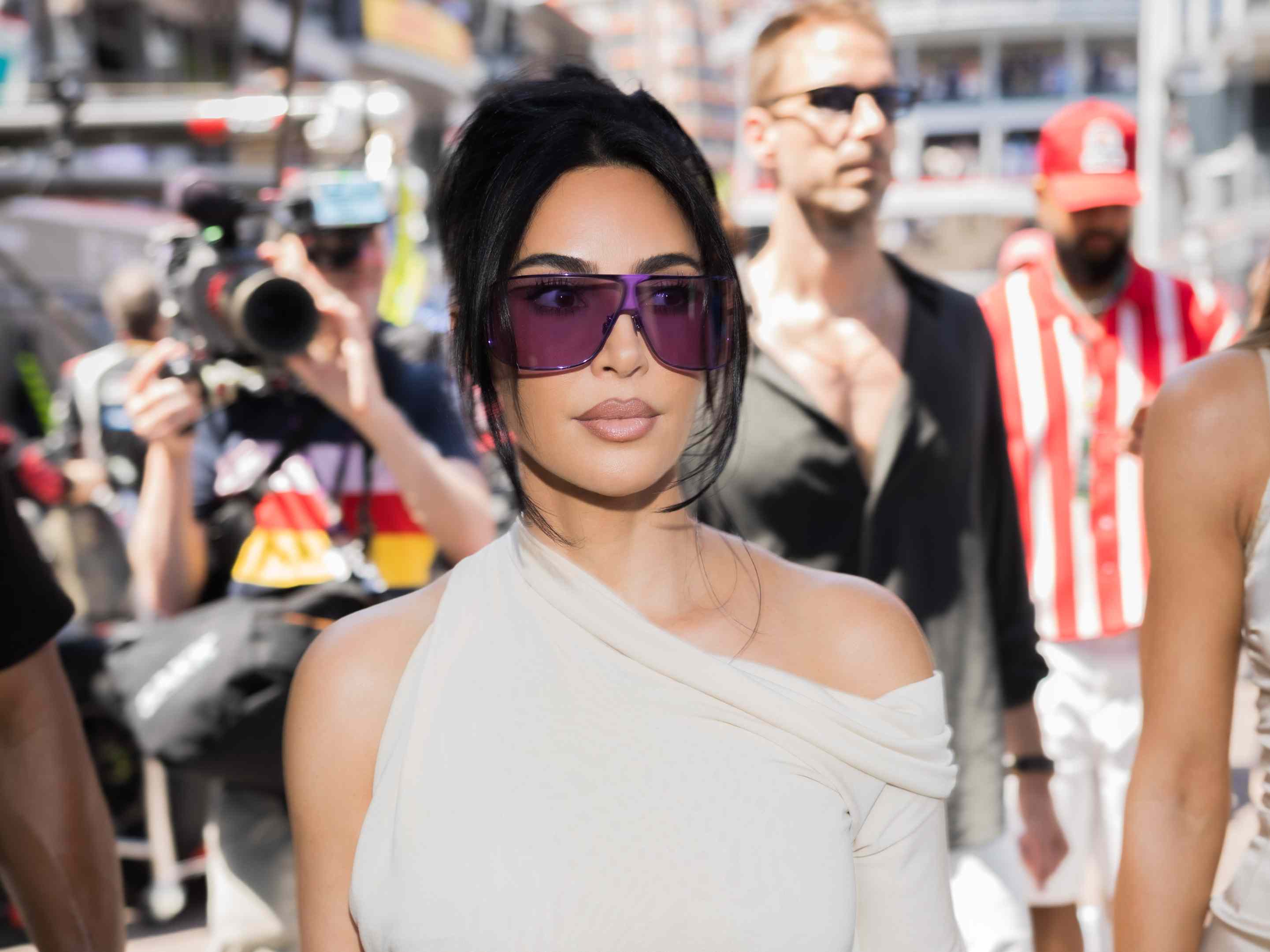 Kim Kardashian's asymmetrical cream bodycon dress is totally backless ...