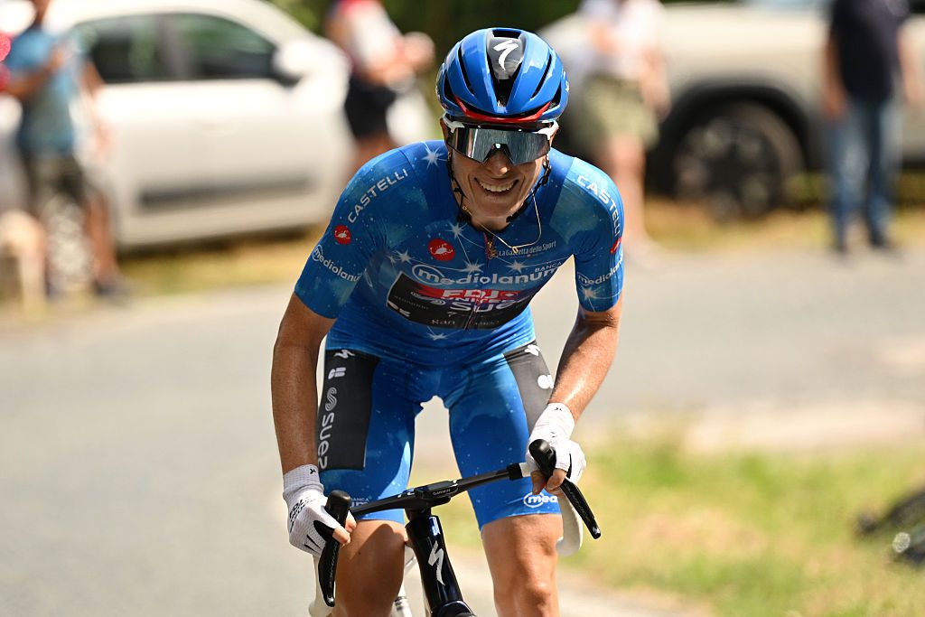 Demi Vollering overtakes Anna van der Bregen on final day to win Giro d ...