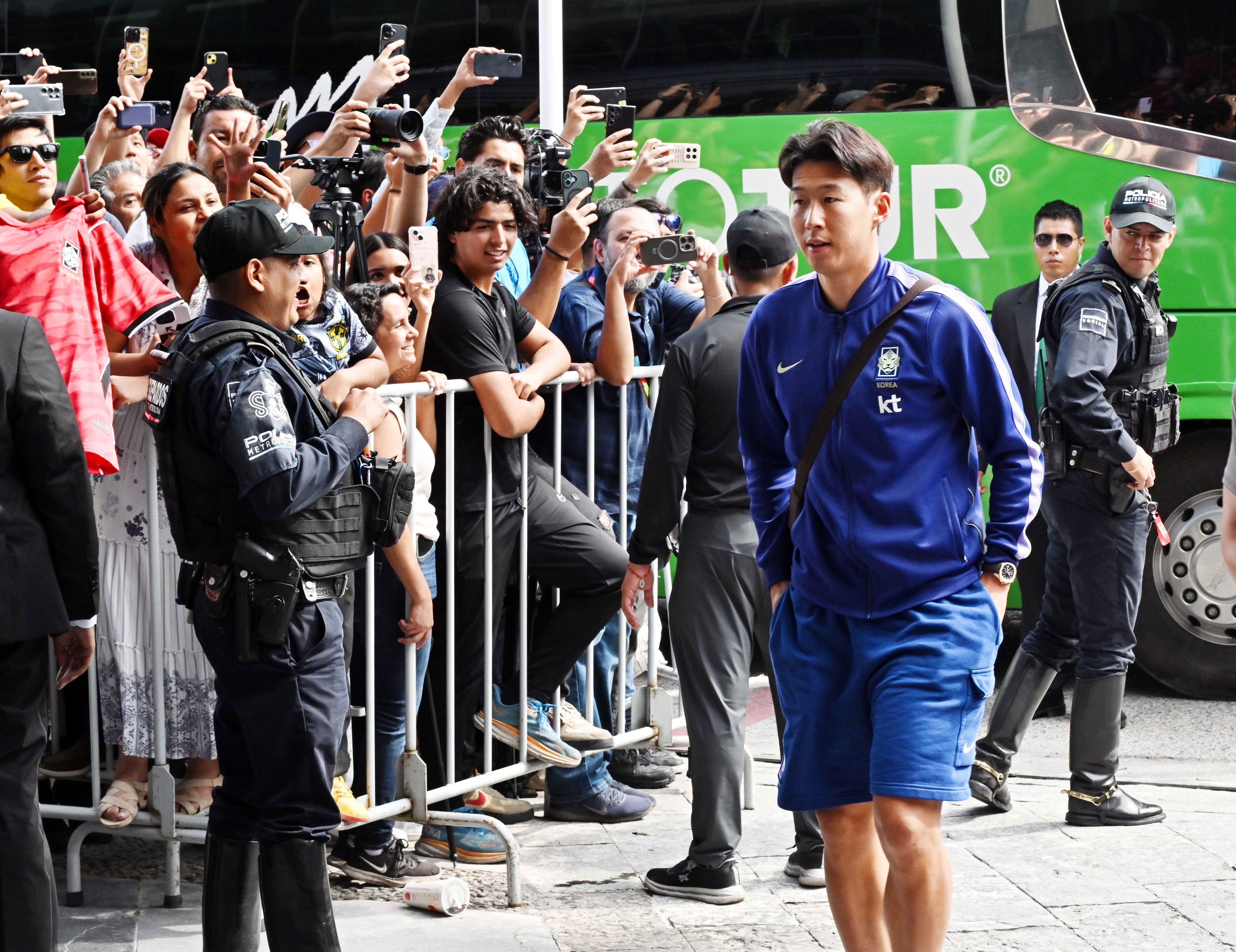 Guadalajara fans welcome South Korean team with enthusiasm
