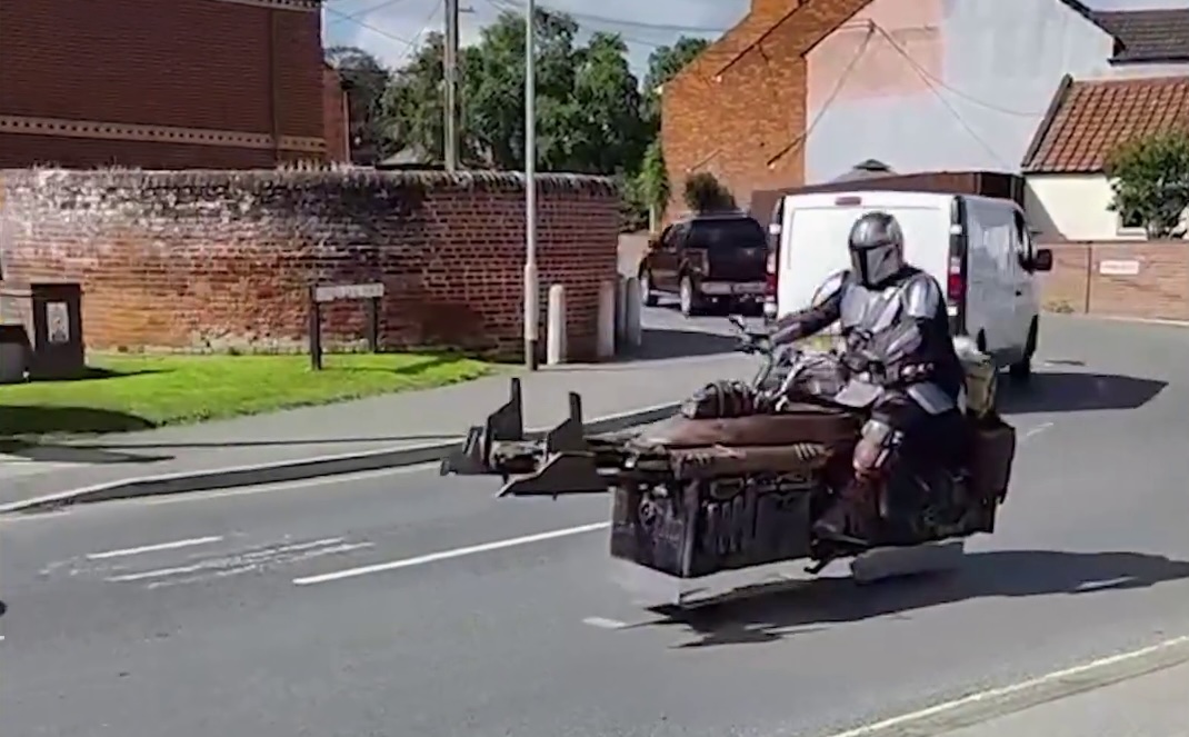 Man brings The Mandalorian and Grogu into reality with an incredible ...