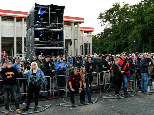 Kickers-Heimspielstätte wird zum Metal-Tempel: So war die Stimmung bei ...