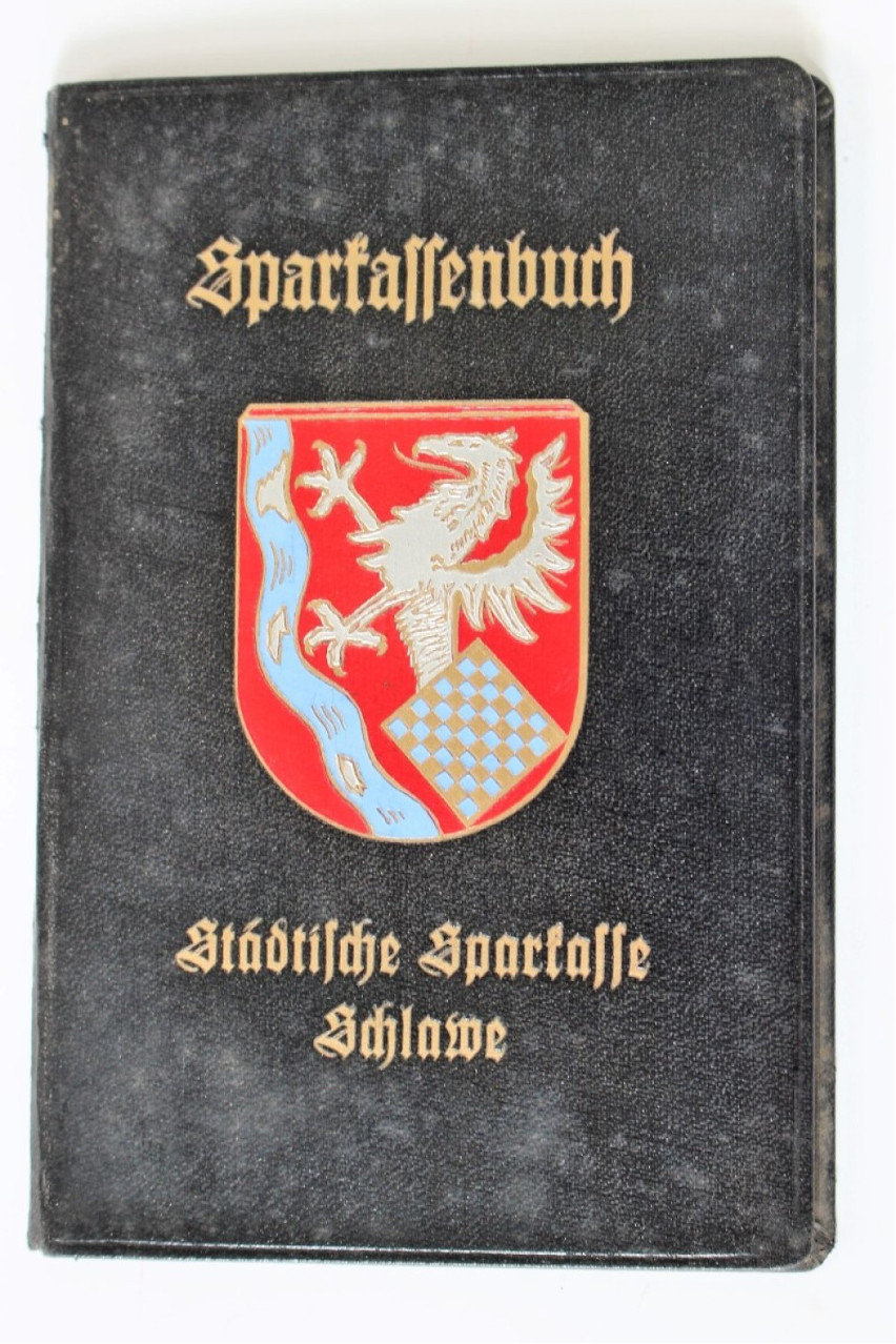 Skrytka ze skarbem ze Sławna, która była pod podłogą. Zdjęcia zawartości