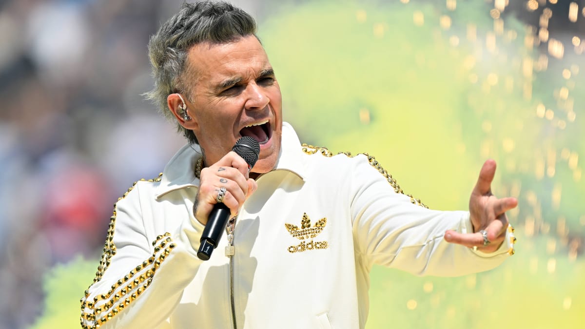 Kuriose Panne: Robbie Williams haut mit Trikot von Fan ab
