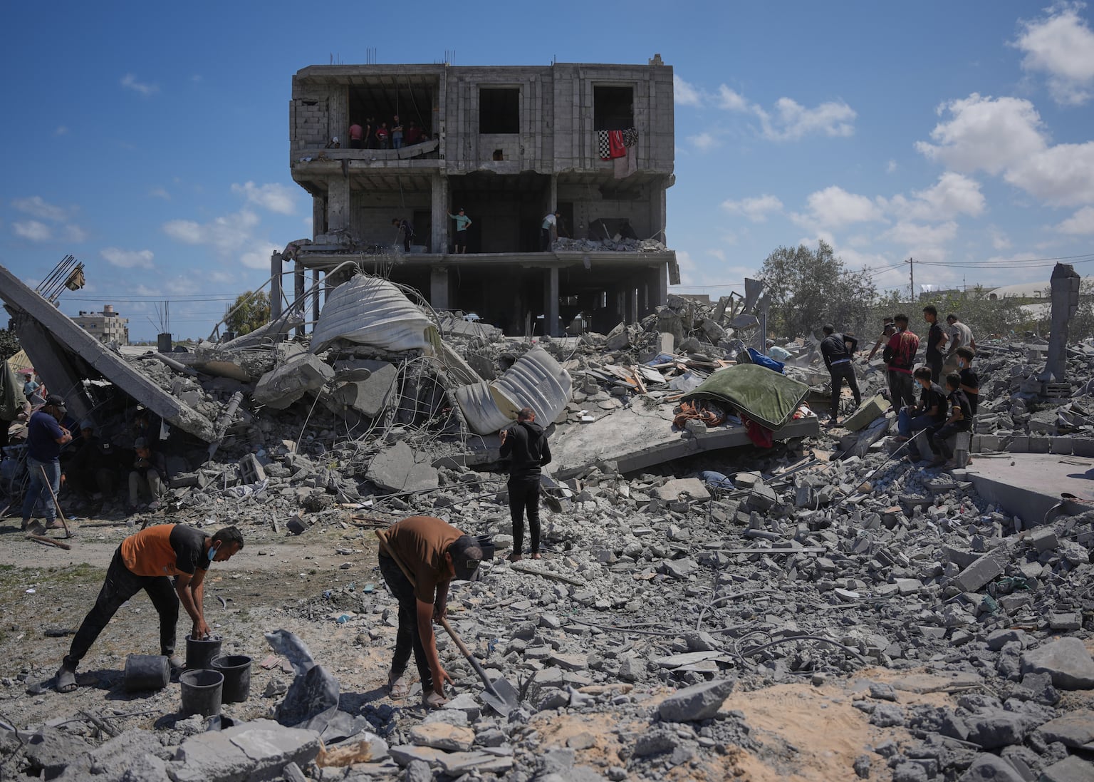 Israeli fire kills four in Gaza as mediators hold more ceasefire talks