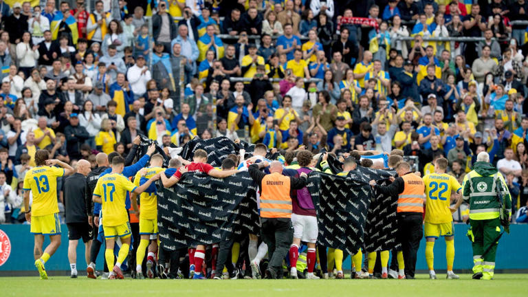 Calcio, nuovo malore in campo per Eriksen: "Sto bene, episodio diverso ...