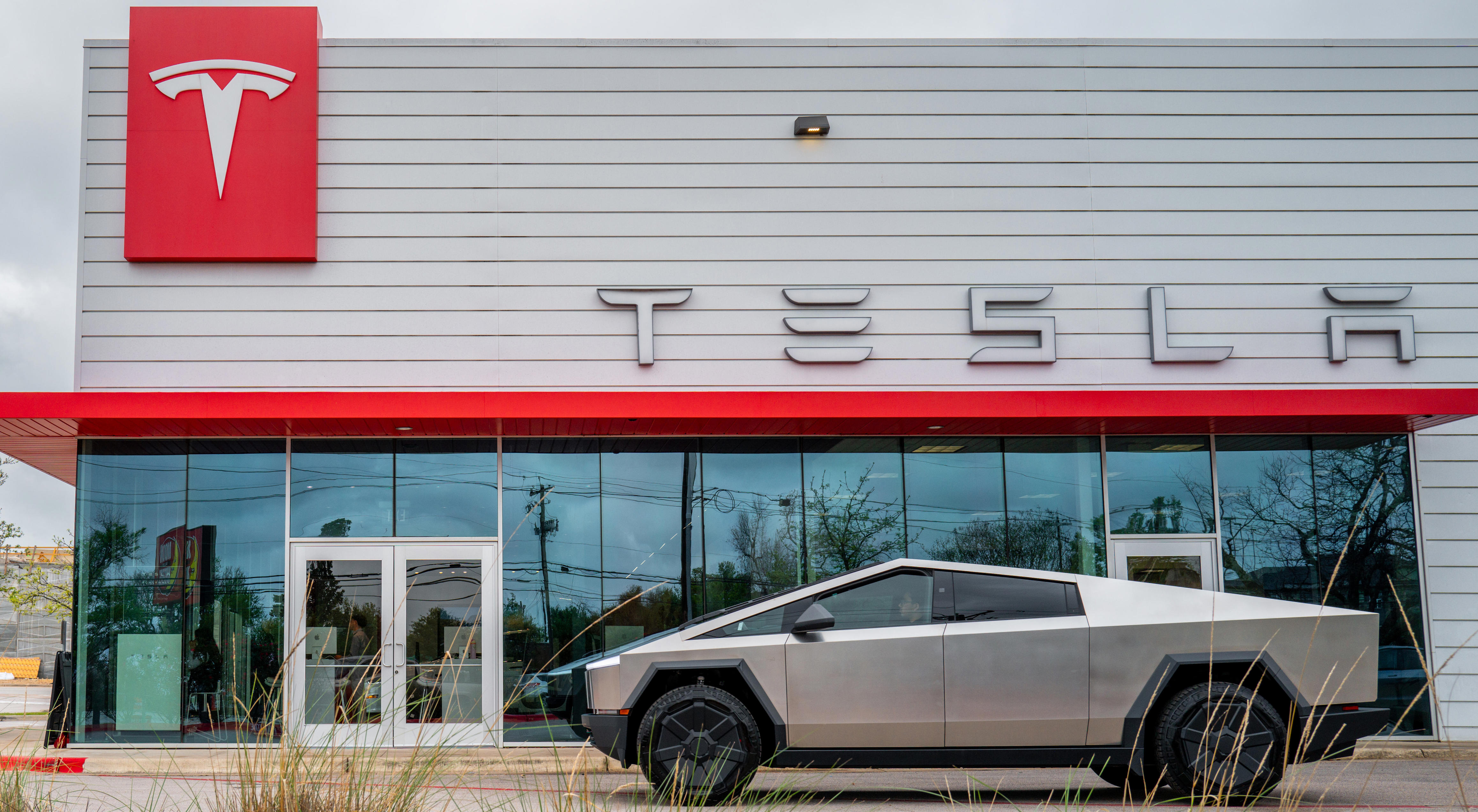 Tesla recalls every Cybertruck RWD ever sold — all 173 of them ...