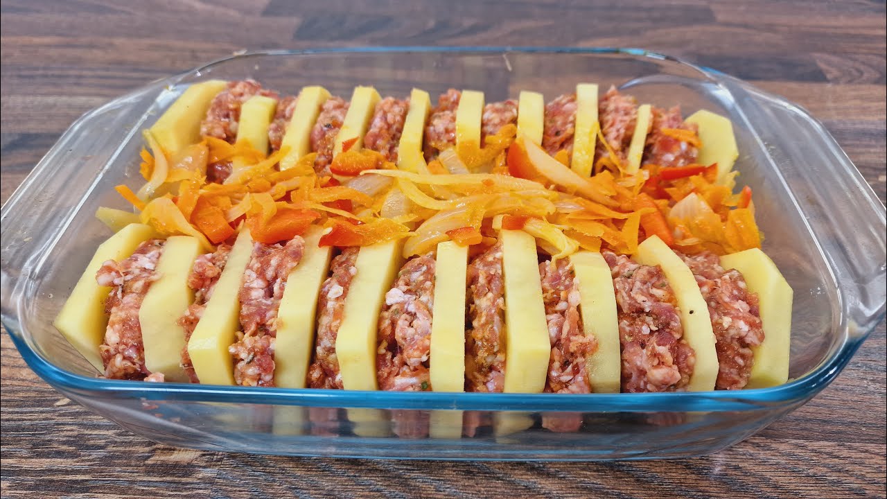 Kartoffeln mit Hackfleisch in Schichten. Es ist so lecker, dass jeder ...