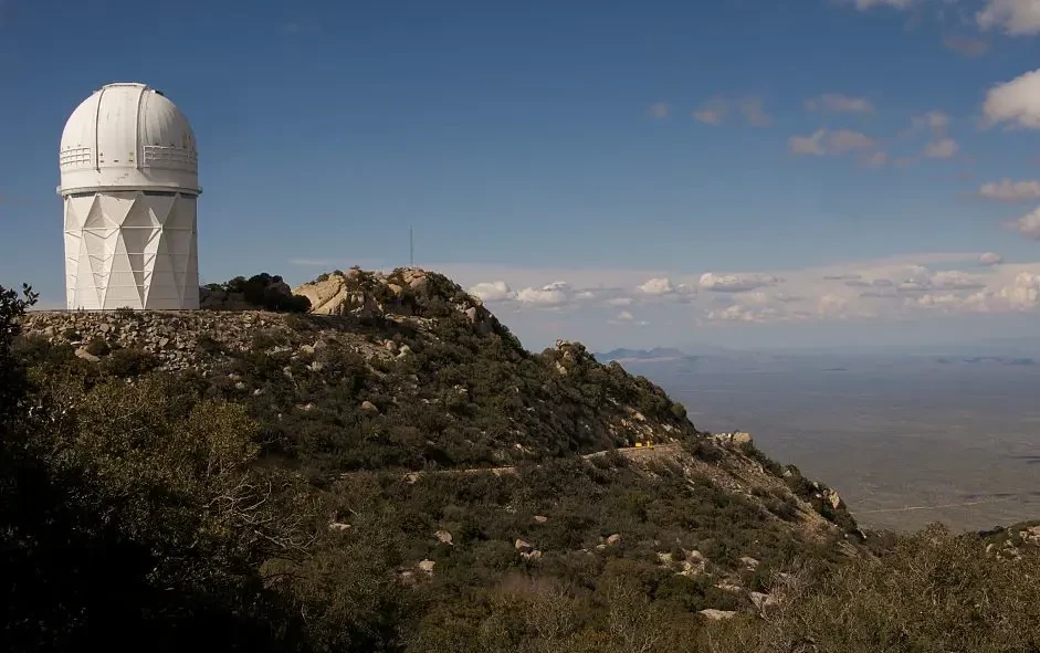 Rare meteor captured over Kitt Peak in vivid night sky display