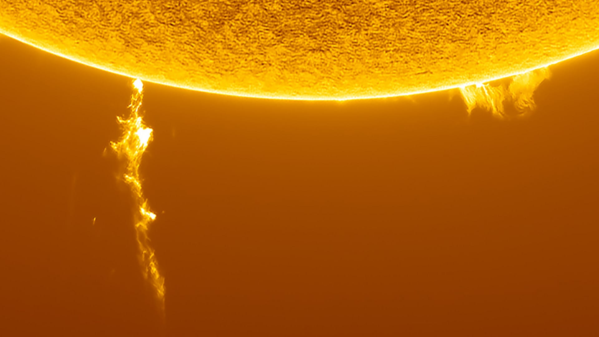 Astrophotographer captures jaw-dropping view of 200,000 km high wall of ...