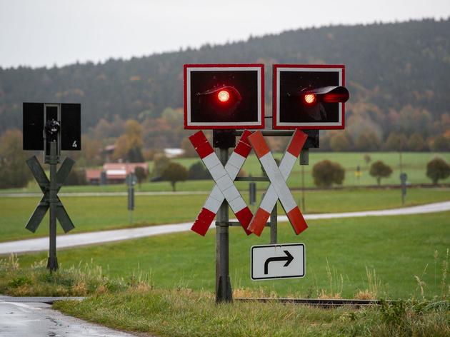 Tödlicher Unfall in Bayern: Auto mehrere hundert Meter mitgeschleift ...
