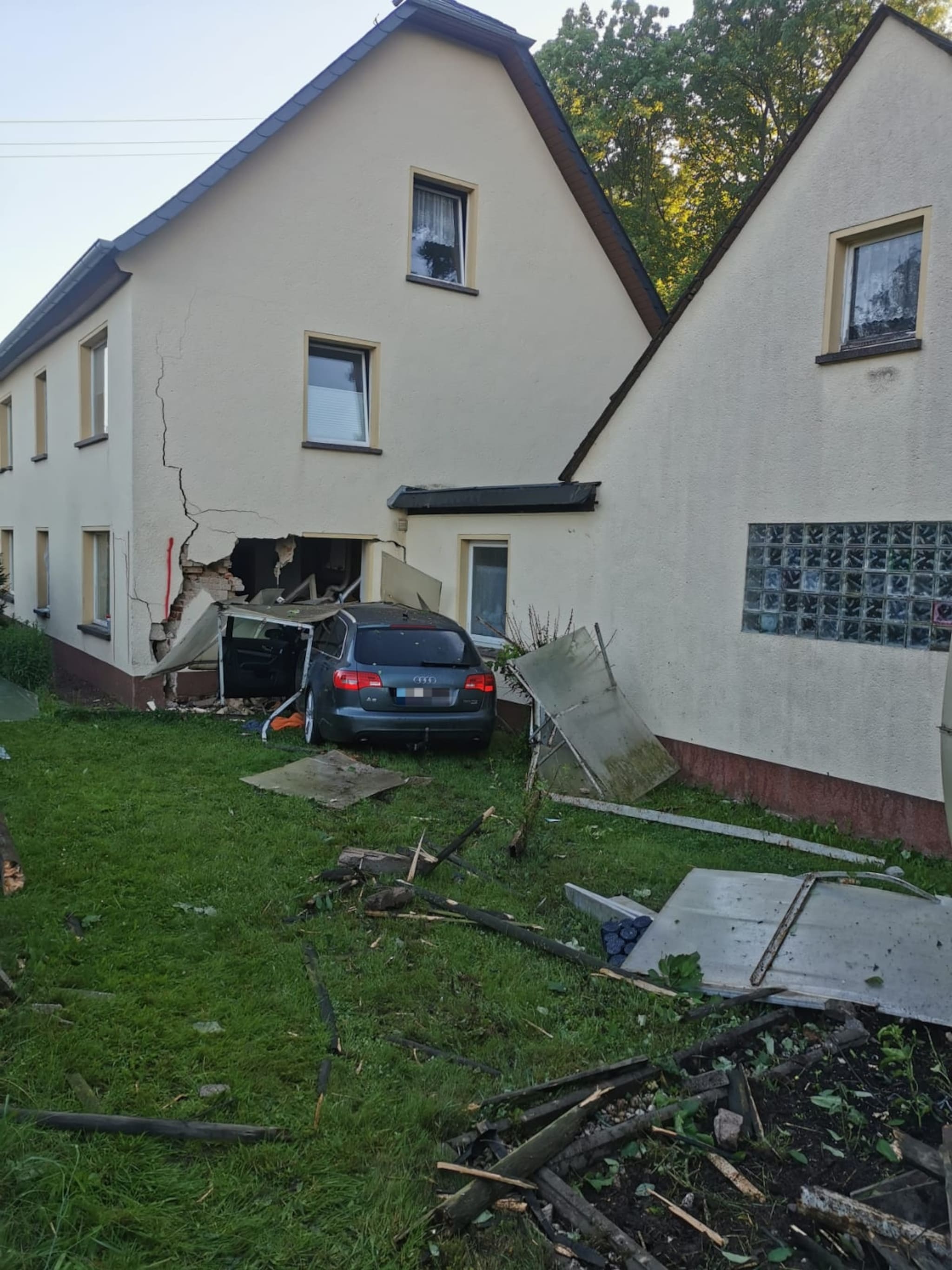 Unfall im Landkreis Mittelsachsen: Auto durchbricht Zaun und kracht in ...