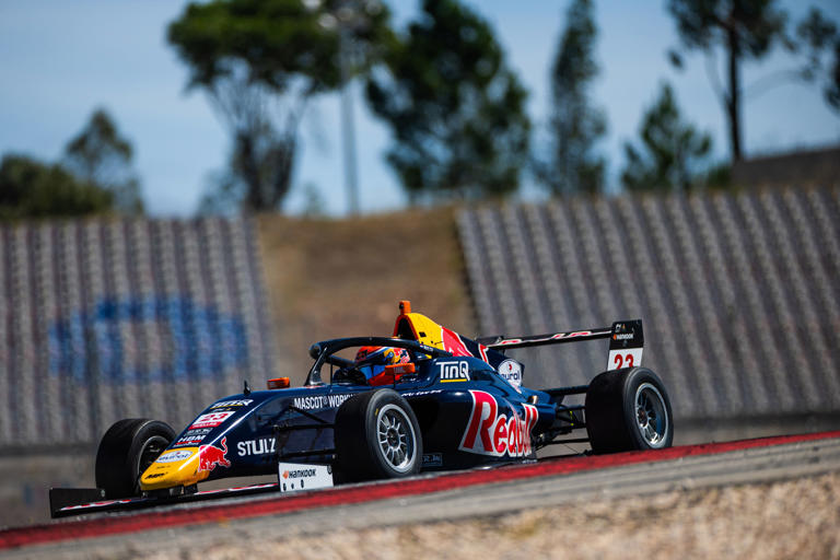 Coronel houdt leiding in F4 vast na chaotisch weekend in Portimão