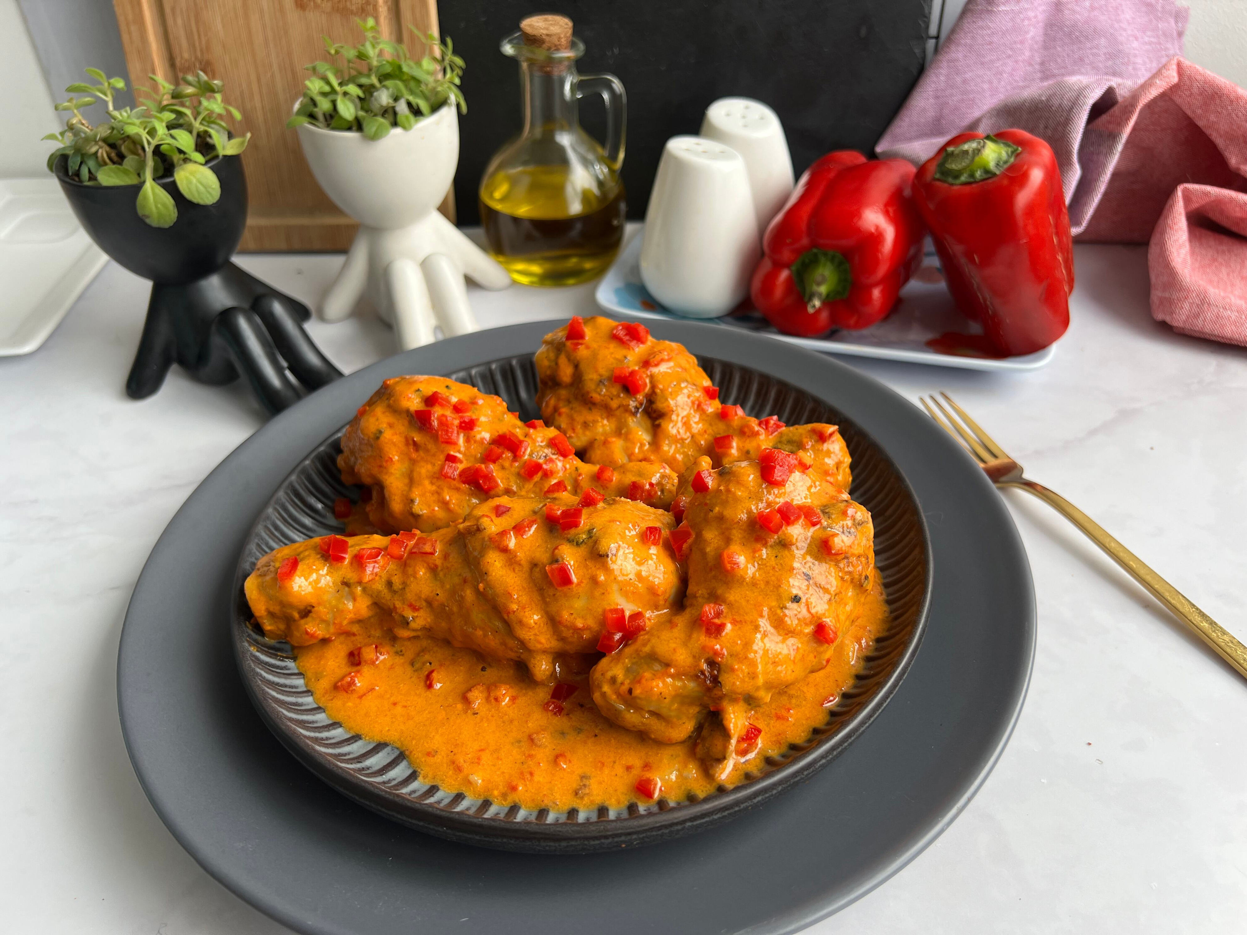 Pollo en salsa cremosa de pimentón