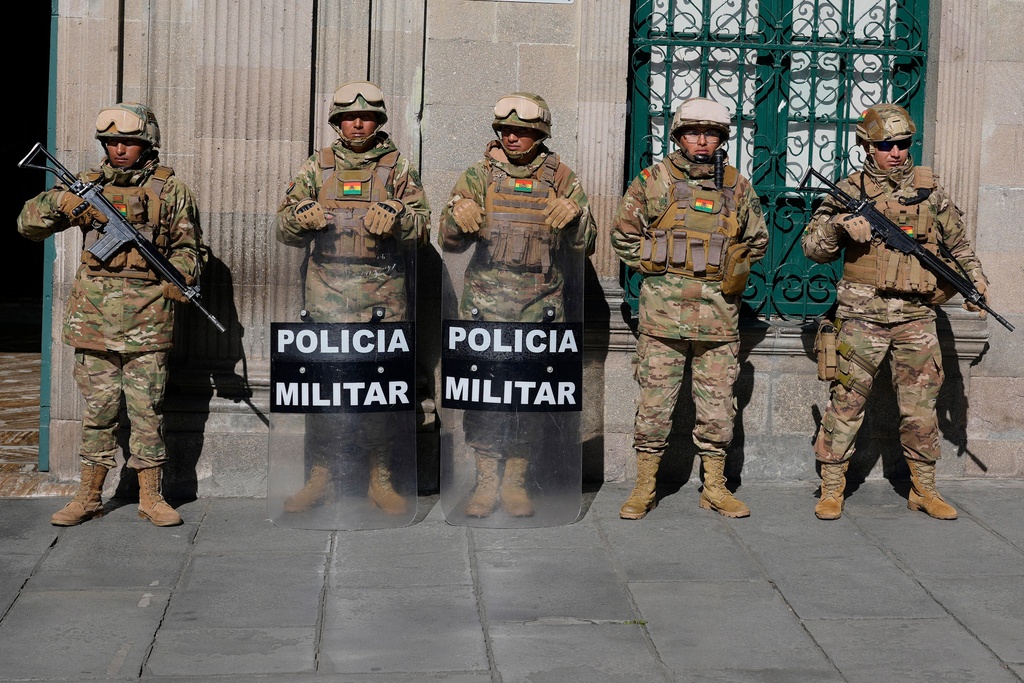 Bolivia godkänner militärinsats mot protester