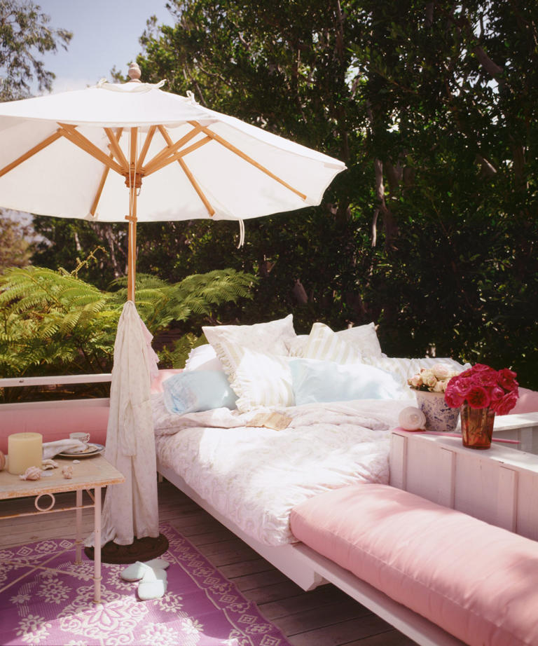 19 beautiful outdoor living rooms that blend comfort and style