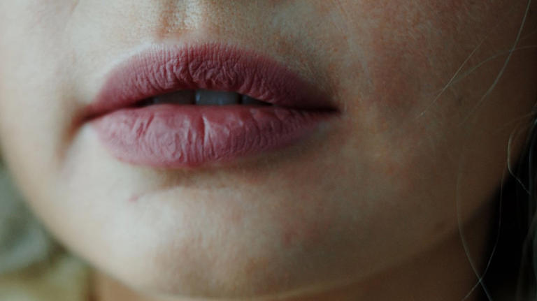 What are gym lips, the minimalist lip trend that's taking over the ...