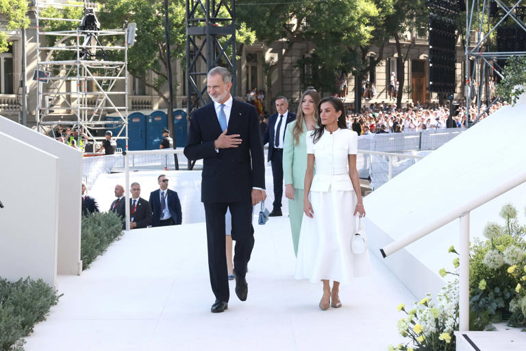 Letizia deslumbra en la misa del Papa en Cibeles con su privilegio de ...