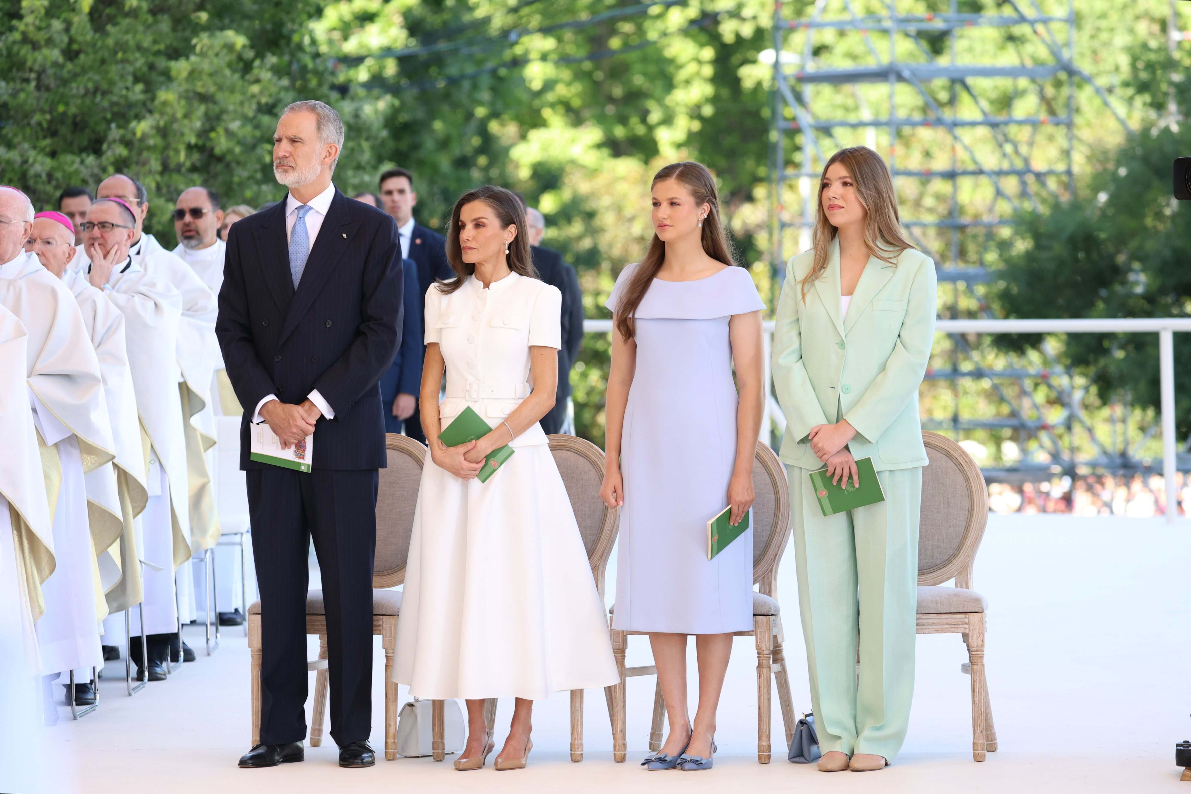 Letizia deslumbra en la misa del Papa en Cibeles con su privilegio de ...