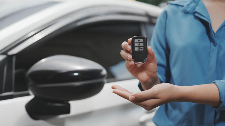 Does leaving a key fob too close to a car drain the battery?