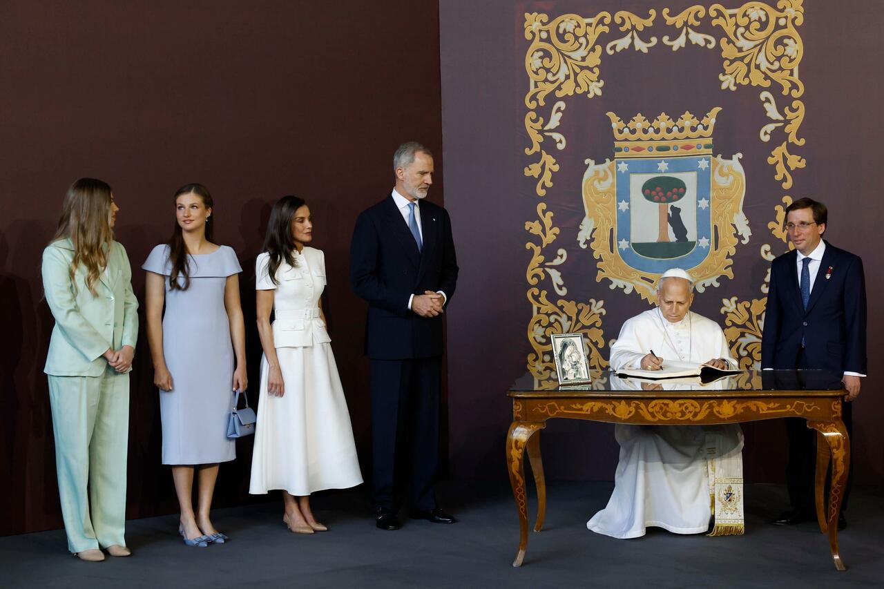 Letizia Ortiz da Papa Leone, i look della regina e delle figlie: l ...
