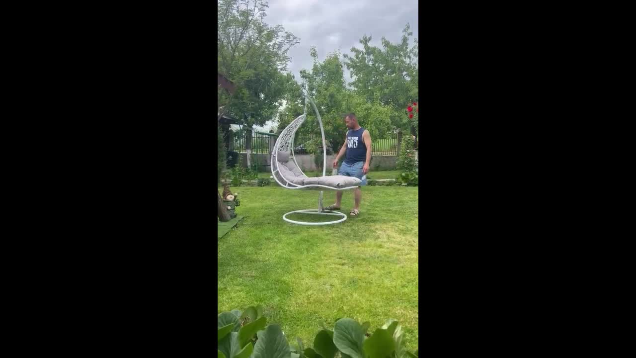Man falls while testing hanging swing chair in Târgu Jiu, Romania