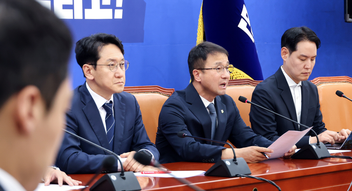 국정조사 카드 꺼낸 민주당 “필요하면 특검·개헌도 검토”