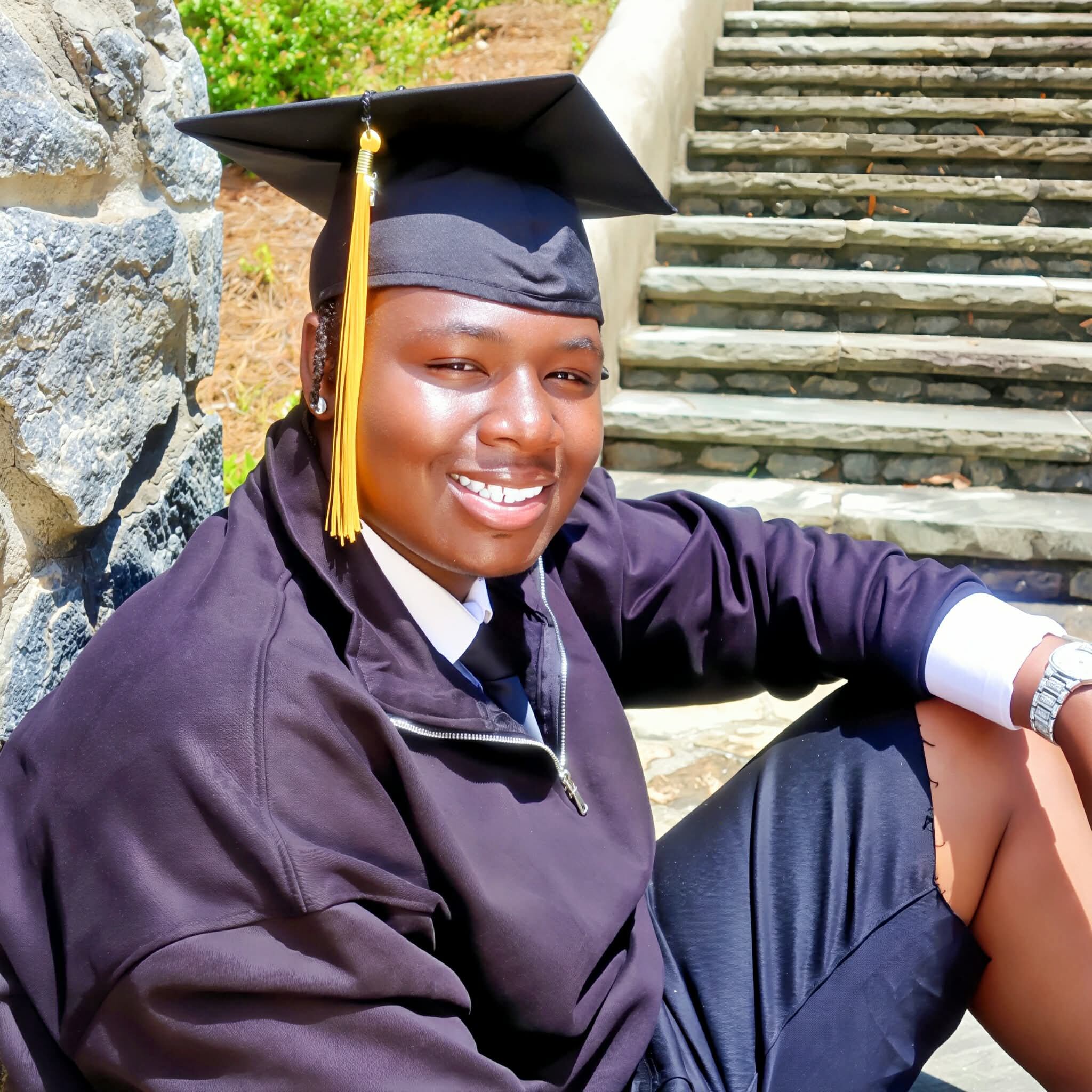 Recent high school graduate turns summer hustle into college savings