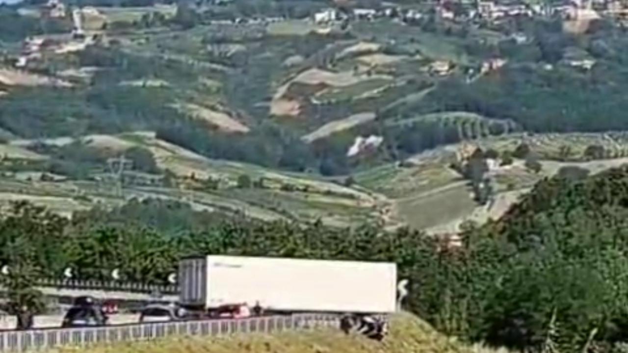 Tir sfonda guard rail e rimane in bilico in autostrada: chiusa l'A16