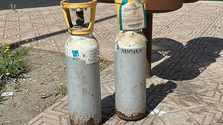 Incivili in azione in centro a Quartu: bombole d’ossigeno abbandonate ...