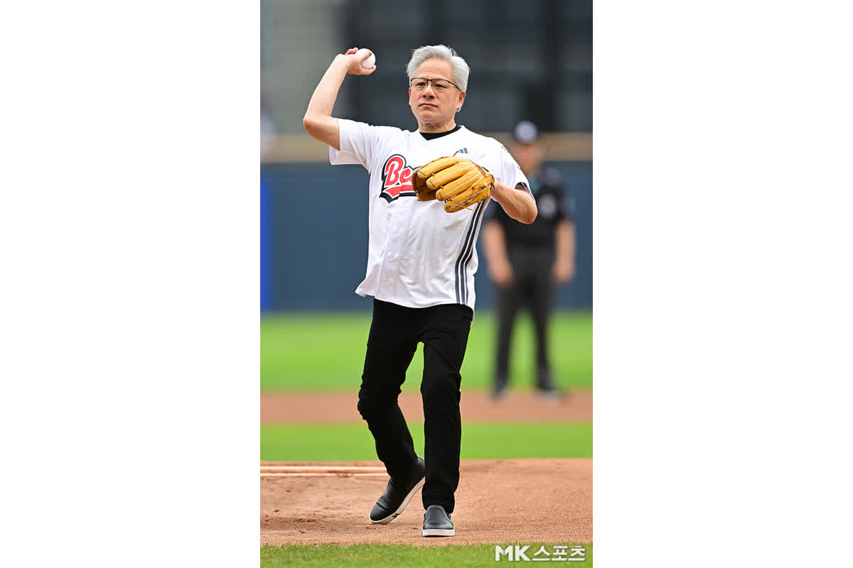 시구하는 젠슨황 [MK포토]