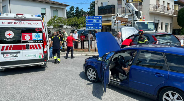 Osimo, schianto all'incrocio: auto distrutte e cinque feriti, due sono ...