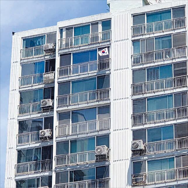 Memorial Day half-mast flags vanish from apartment complexes