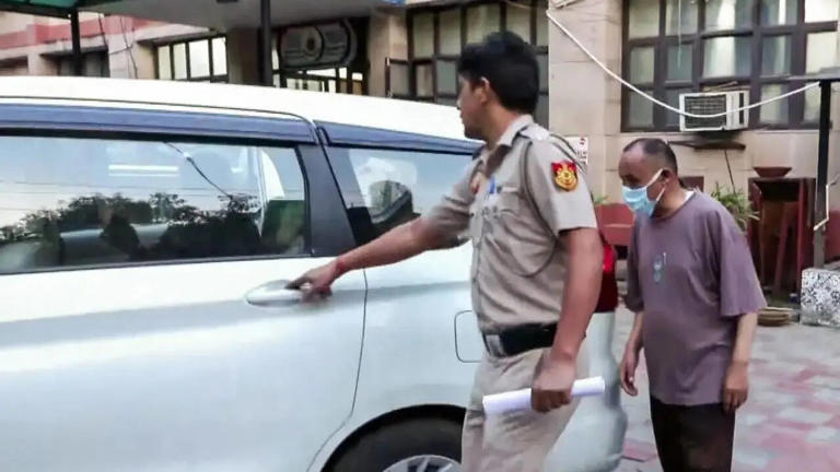 Malviya Nagar hotel fire: Arrested cook taken to scene for ...