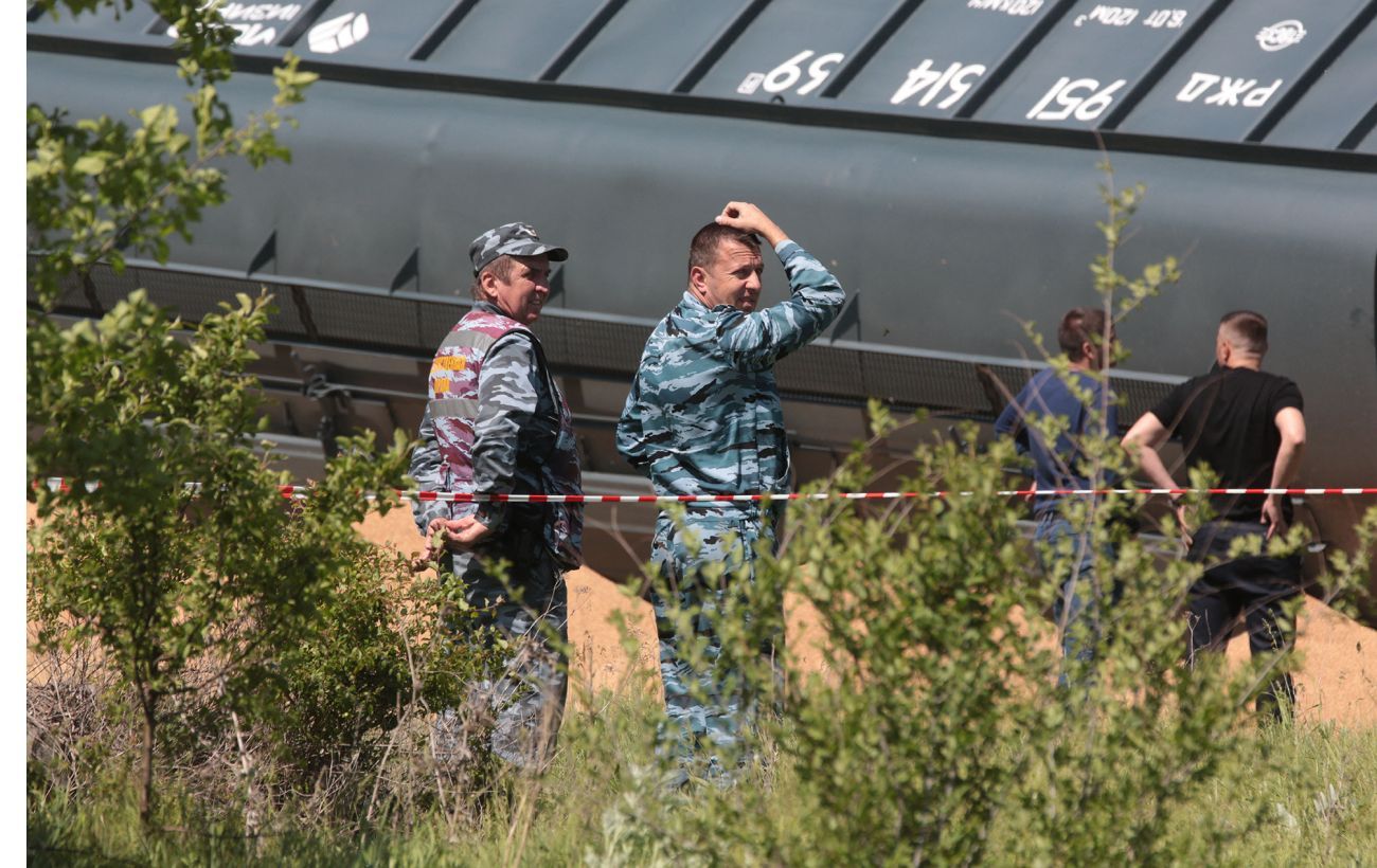 Ukrainian partisans reportedly destroy rare RZD recovery equipment in ...