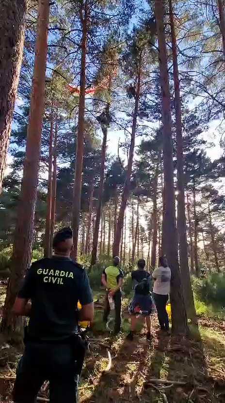 Rescatan en Segovia a un piloto de parapente que quedó suspendido de un ...