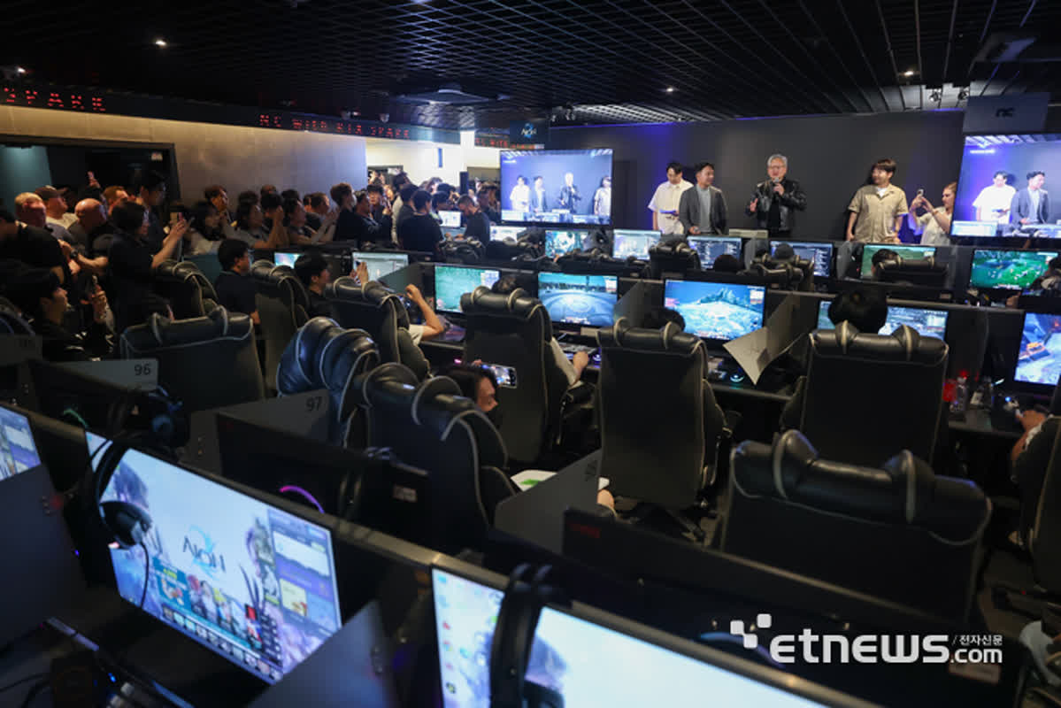 [포토] PC방 이용객에게 RTX 5090 선물하는 젠슨 황