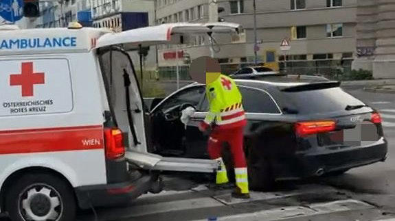 Während Einsatz – Audi rast am Grütel in Rettungswagen