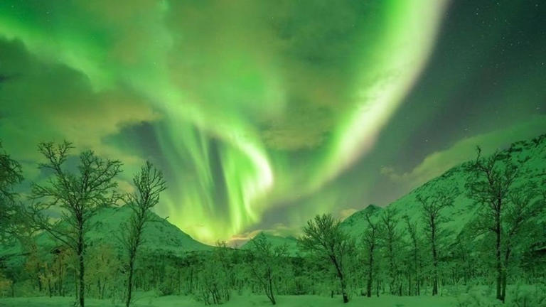 Massive sun explosion to hit Earth Monday. NASA on alert, auroras ...