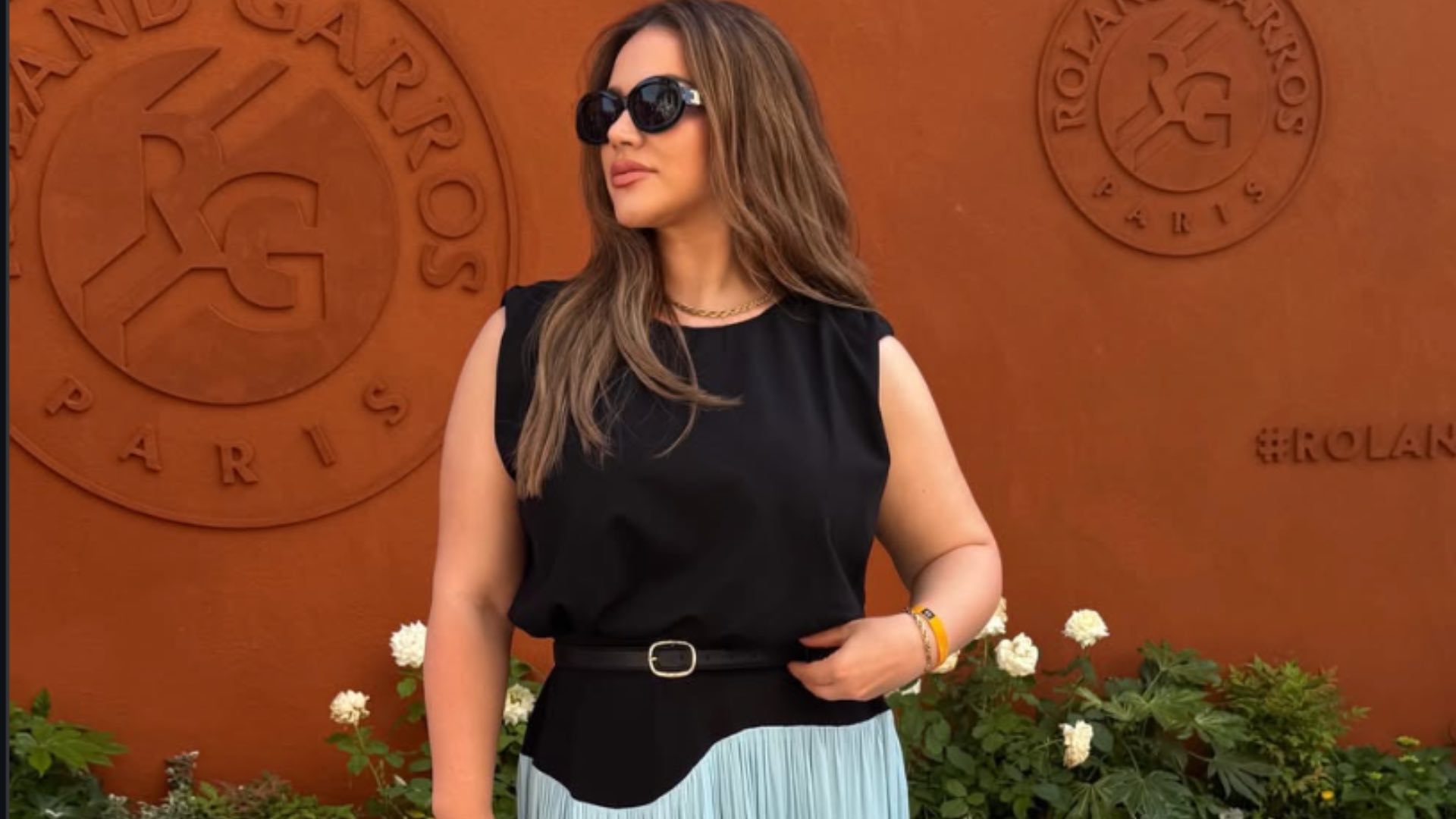 Wearing a long skirt, this curvy influencer proves that one detail can ...
