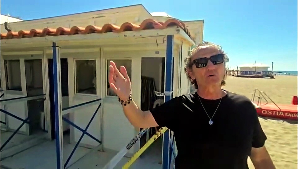 Ostia, vandali allo stabilimento Vittoria: il messaggio di Enzo Salvi