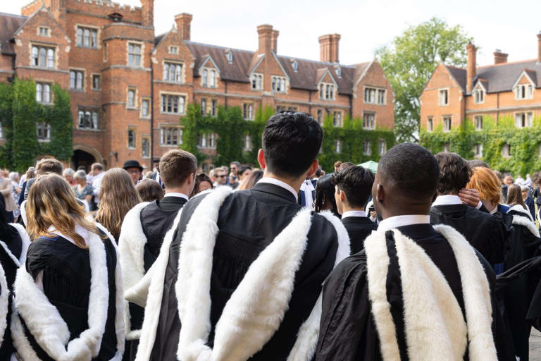 One in ten new UK graduates plan to leave the country to get a job