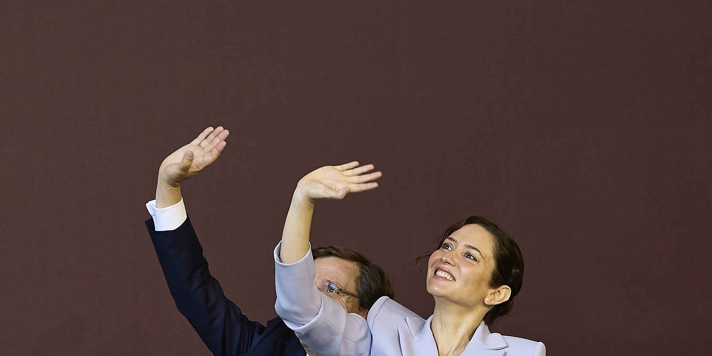 Isabel Díaz Ayuso repite traje y coincide con el color del de la ...