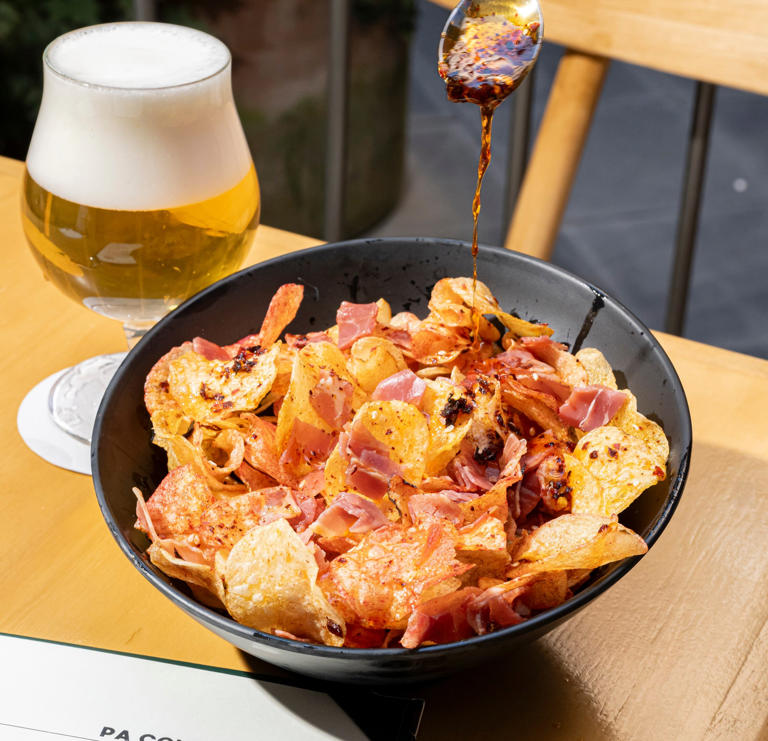 Botanas para compartir y cerveza artesanal en Morenos Tap Room Escandón